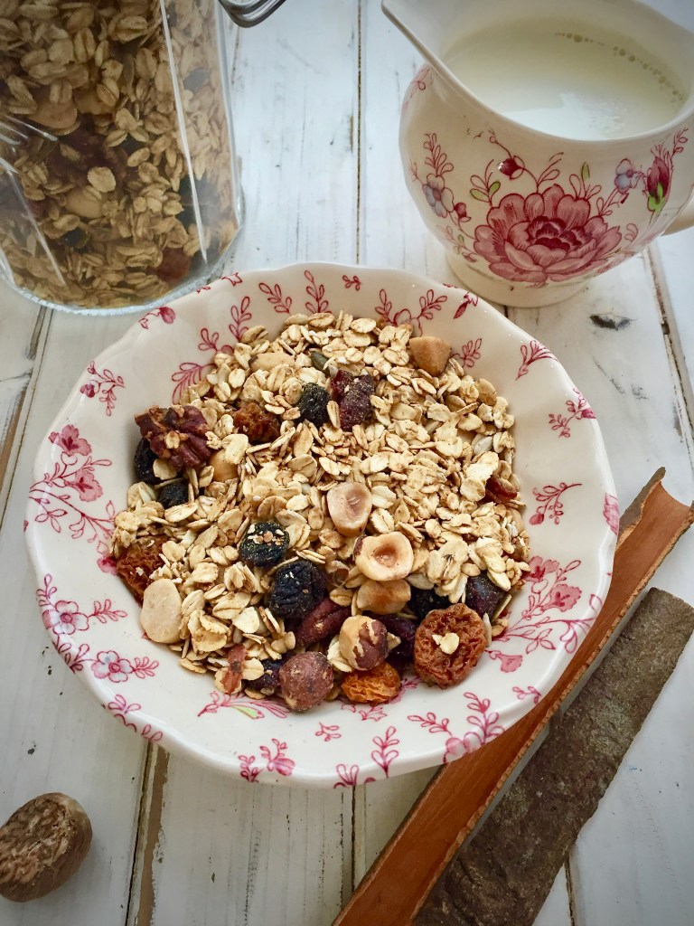 Homemade Spiced Granola | CHILLI & MINT